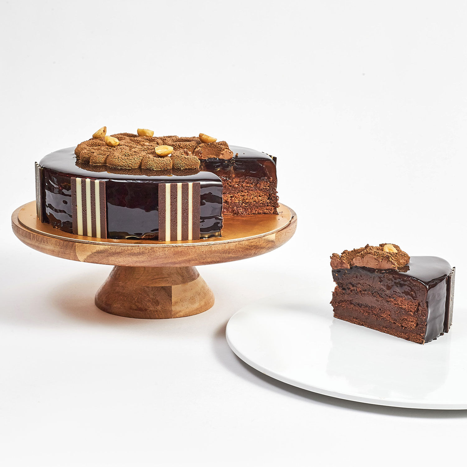 Online Crunchy Chocolate Hazelnut Cake- Half Kg Gift Delivery in UAE - FNP